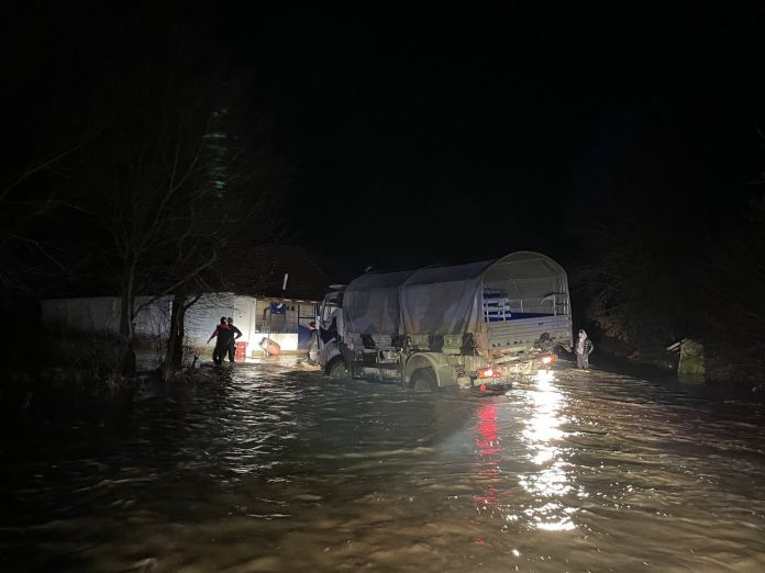 Vërshimet në Kosovë, FSK punoi tërë natën në shërbim të qytetarëve ... Vërshimet në Kosovë, FSK punoi tërë natën në shërbim të qytetarëve ...