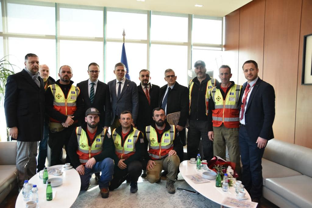 Arrijnë në Kosovë pjesëtarët nga Shoqata e Kosovës për Kërkim-Shpëtim ... Arrijnë në Kosovë pjesëtarët nga Shoqata e Kosovës për Kërkim-Shpëtim ...