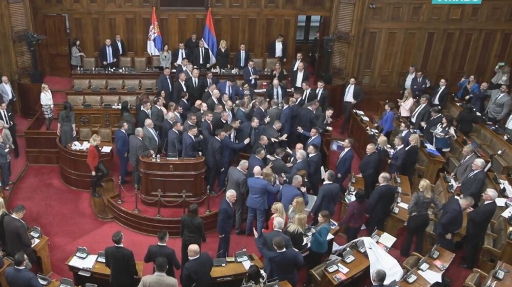 Opozita serbe “sulmon” Vuçiqin, shfaqin në pankarta “e tradhtove ... Opozita serbe “sulmon” Vuçiqin, shfaqin në pankarta “e tradhtove ...