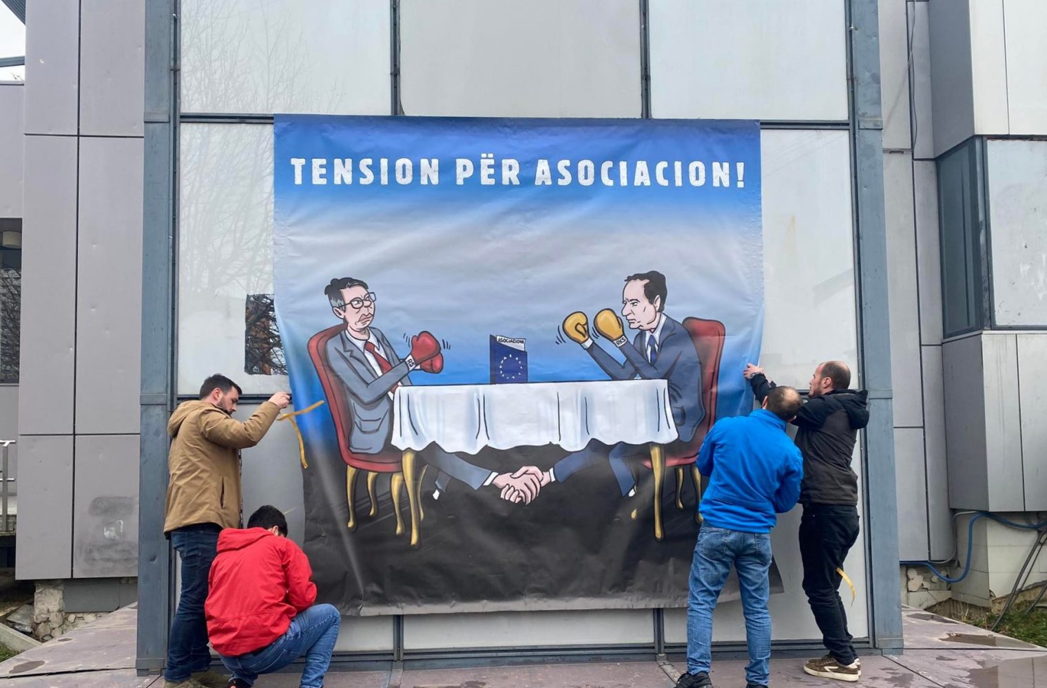 “Mbi tavolinë doreza boksi, përfundi shtrëngim duarsh”, PSD me aksion ...