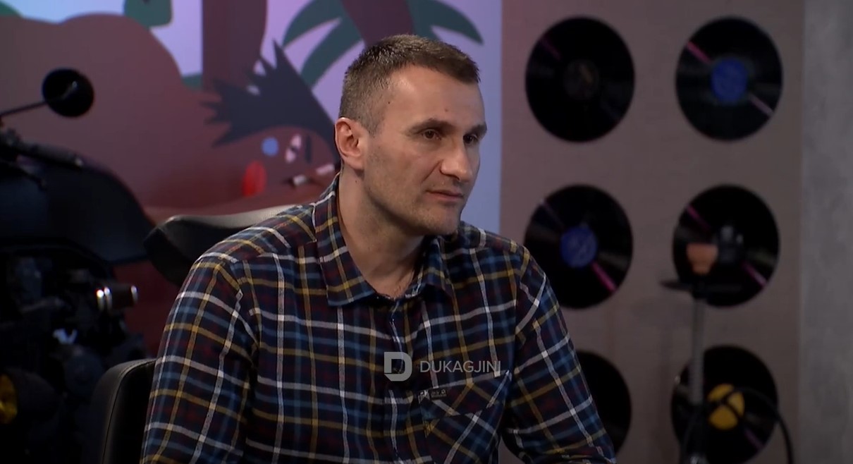 “E kuptova nga rrjetet sociale” , Edmond Azemi flet për largimin e tij ...