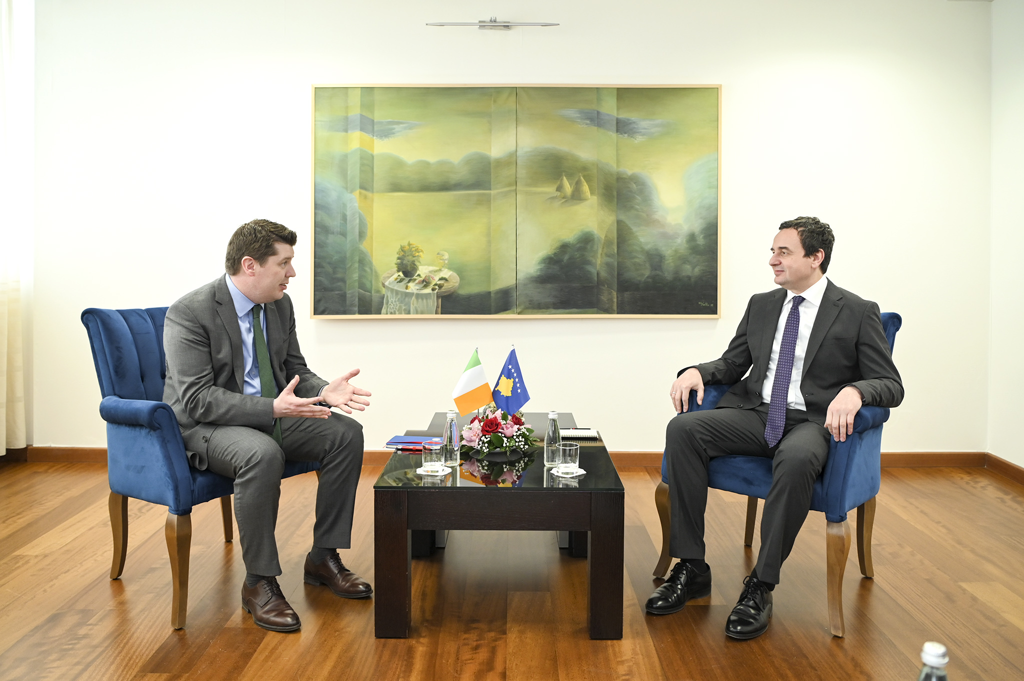 Kurti takohet me ambasadorin irlandez, e informon për marrëveshjen me ... Kurti takohet me ambasadorin irlandez, e informon për marrëveshjen me ...