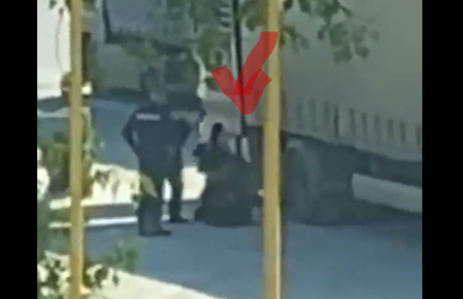 (Video) Policia e Serbisë e rrah një person në një pikë kufitare ... (Video) Policia e Serbisë e rrah një person në një pikë kufitare ...