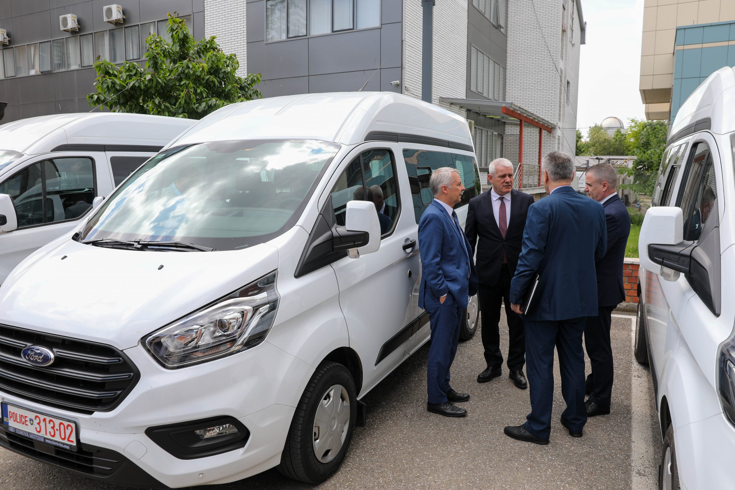 Gjermania ia dhuron Policisë së Kosovës pesë furgona - Dukagjini