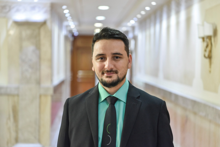 Lirohet nga detyra këshilltari i Konjufcës, i dënuar për dhunë në ...