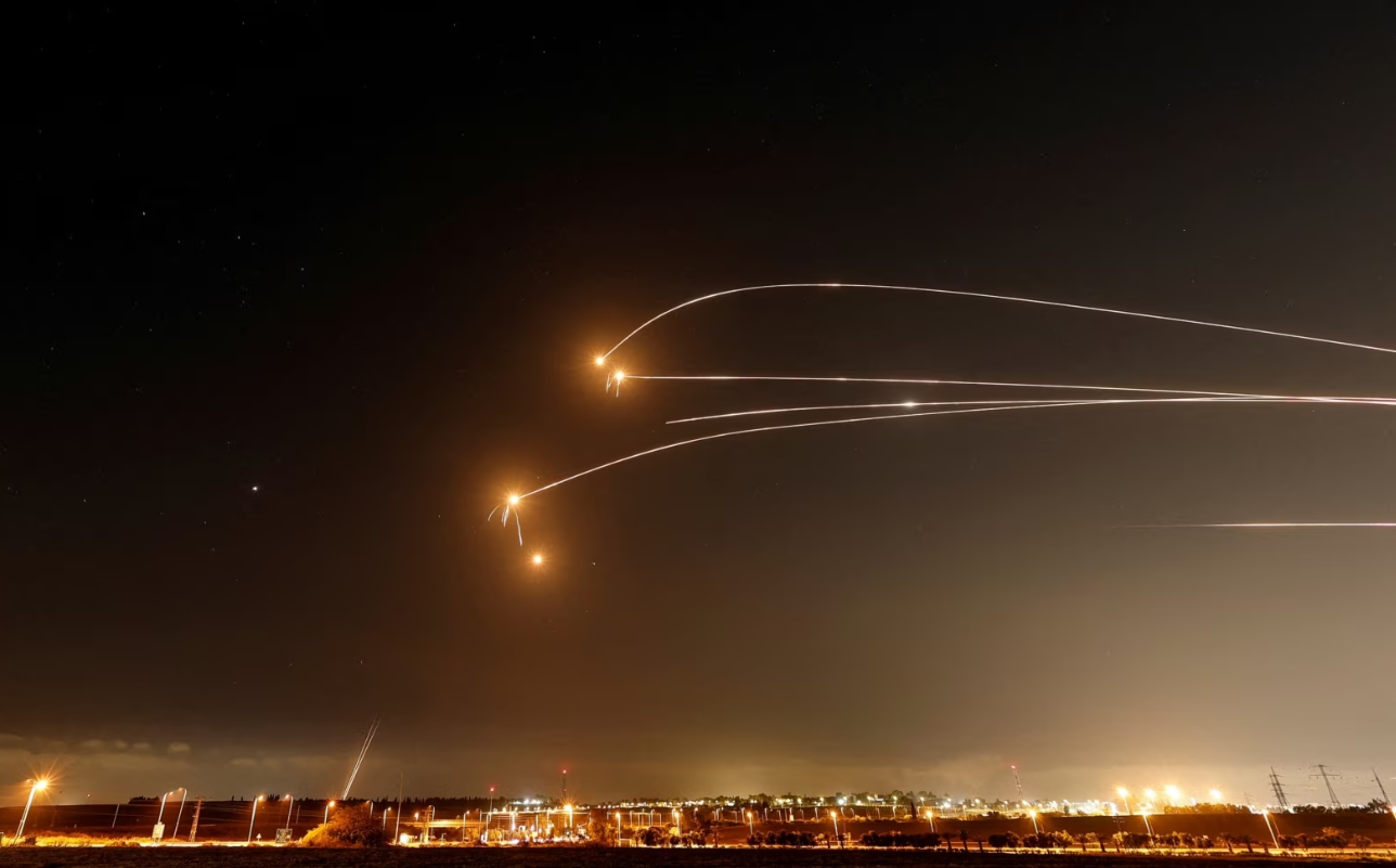 Sistemi anti-raketor Iron Dome i Izraelit kap raketat e lëshuara nga ...