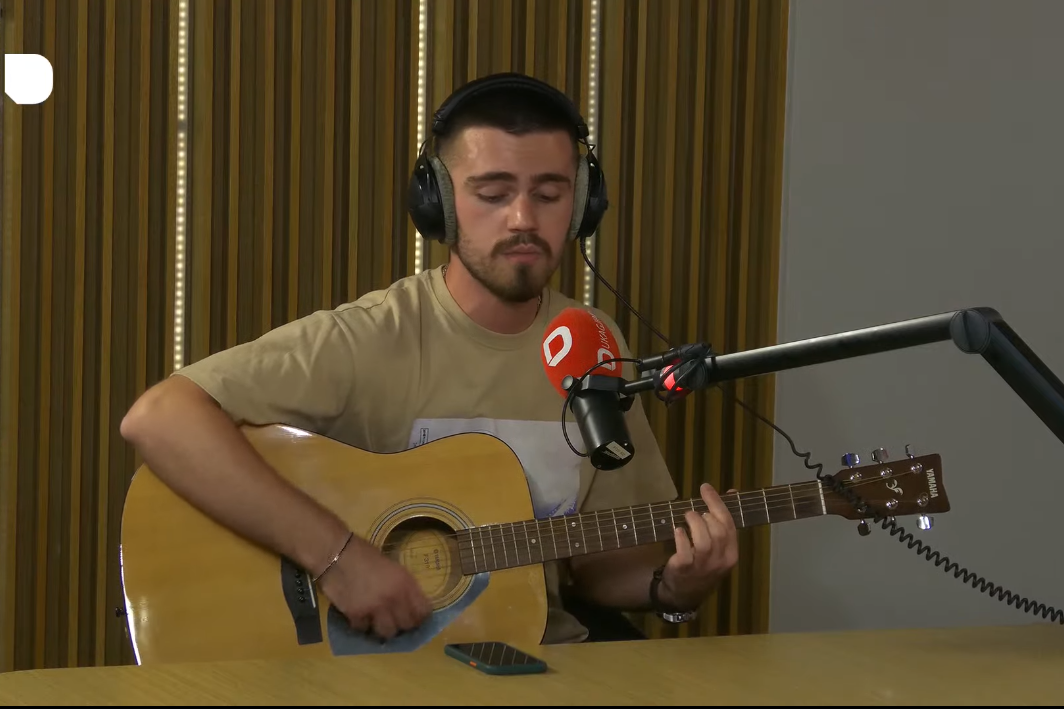 Ardonati me kitarë përformon në Radio Dukagjini - Dukagjini