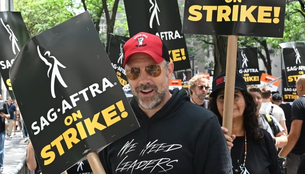 Hollivud: Aktorët i bashkohen grevës së skenaristëve - Dukagjini