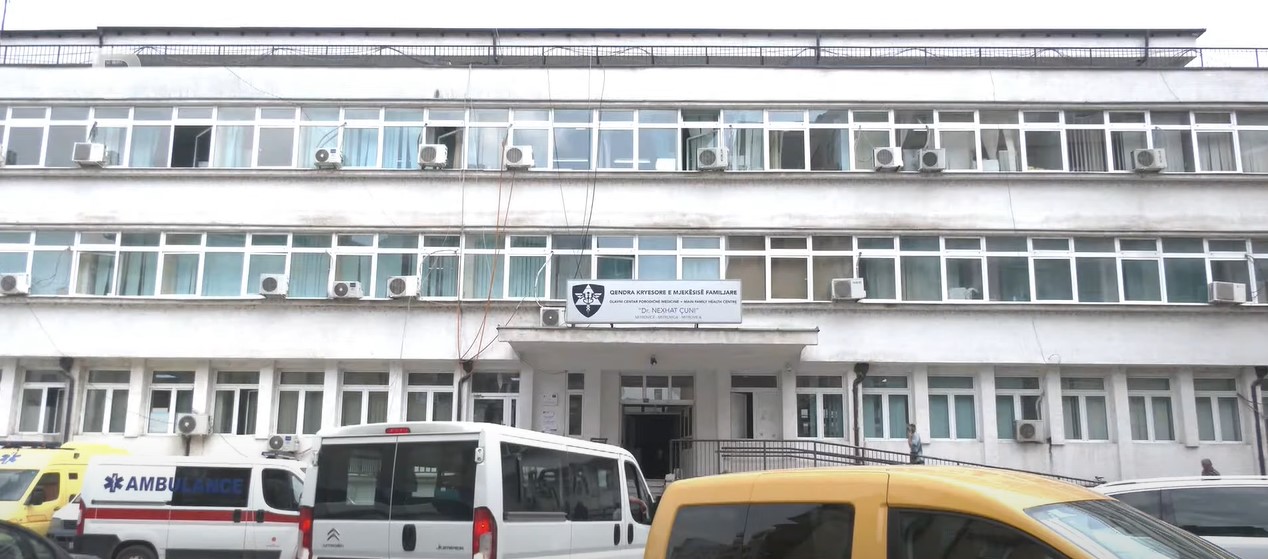 Pediatri brenda objektit të QKMF-së në Mitrovicë, objekti i ri ende i ...