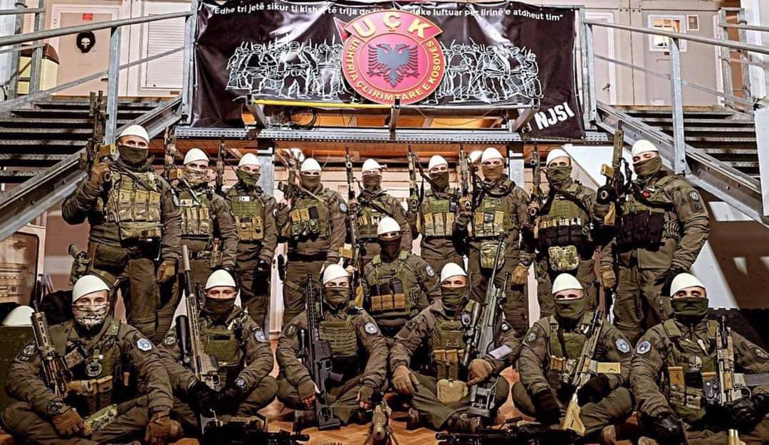 Pjesëtarët e NjSI të armatosur deri në dhëmb, e me plisa në kokë kanë ...