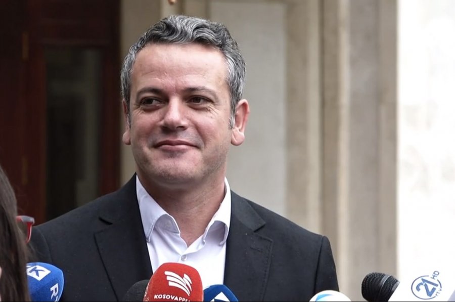 Gashi: LVV po thotë që i ka numrat për qeveri e jo për Albulena Haxhiun ...