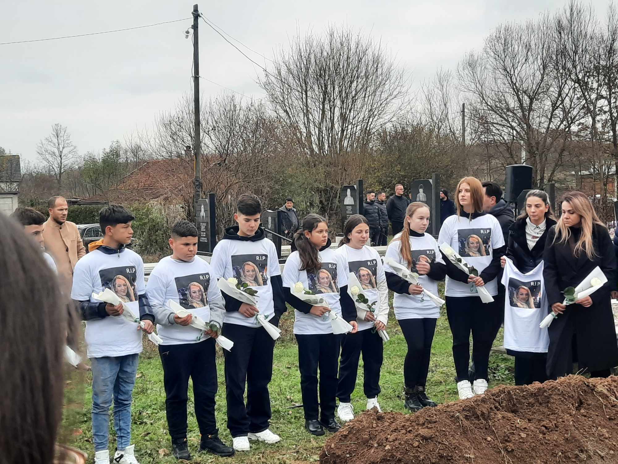 Familja Ademaj përgatitet për rivarrosjen e Liridonës në fshatin e saj ...