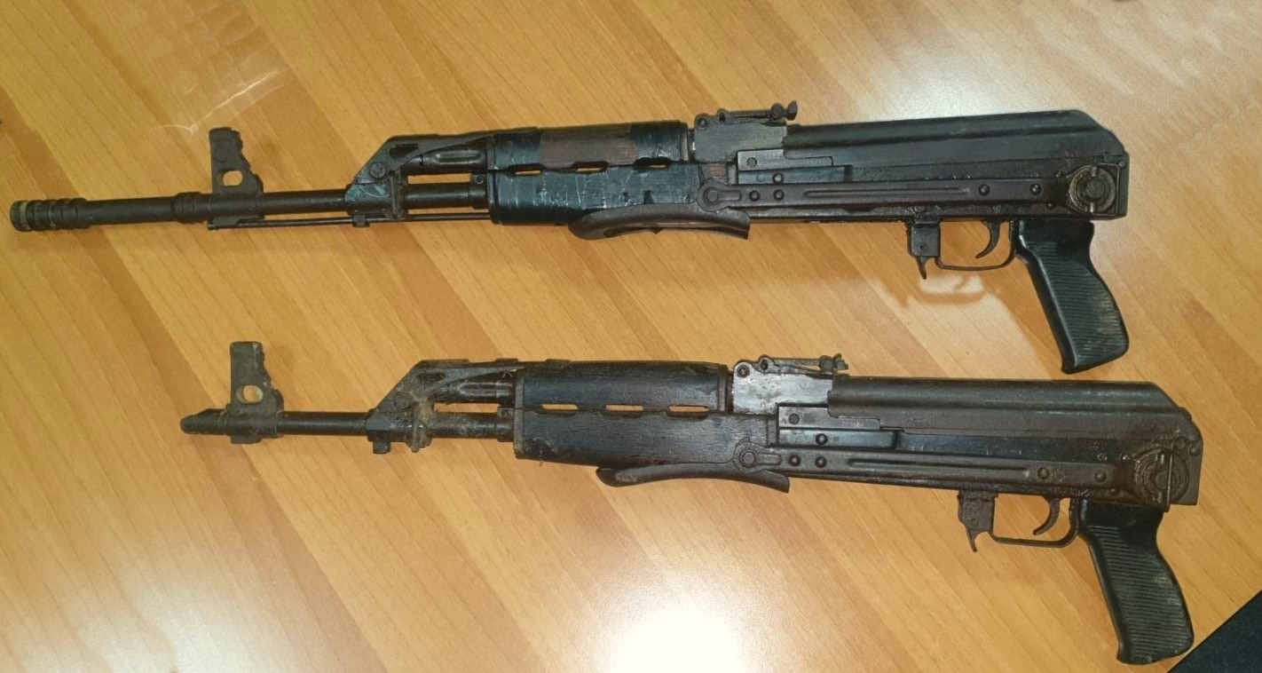 Konfiskohen dy “AK-47” pa leje nga një serb në Kamenicë - Dukagjini