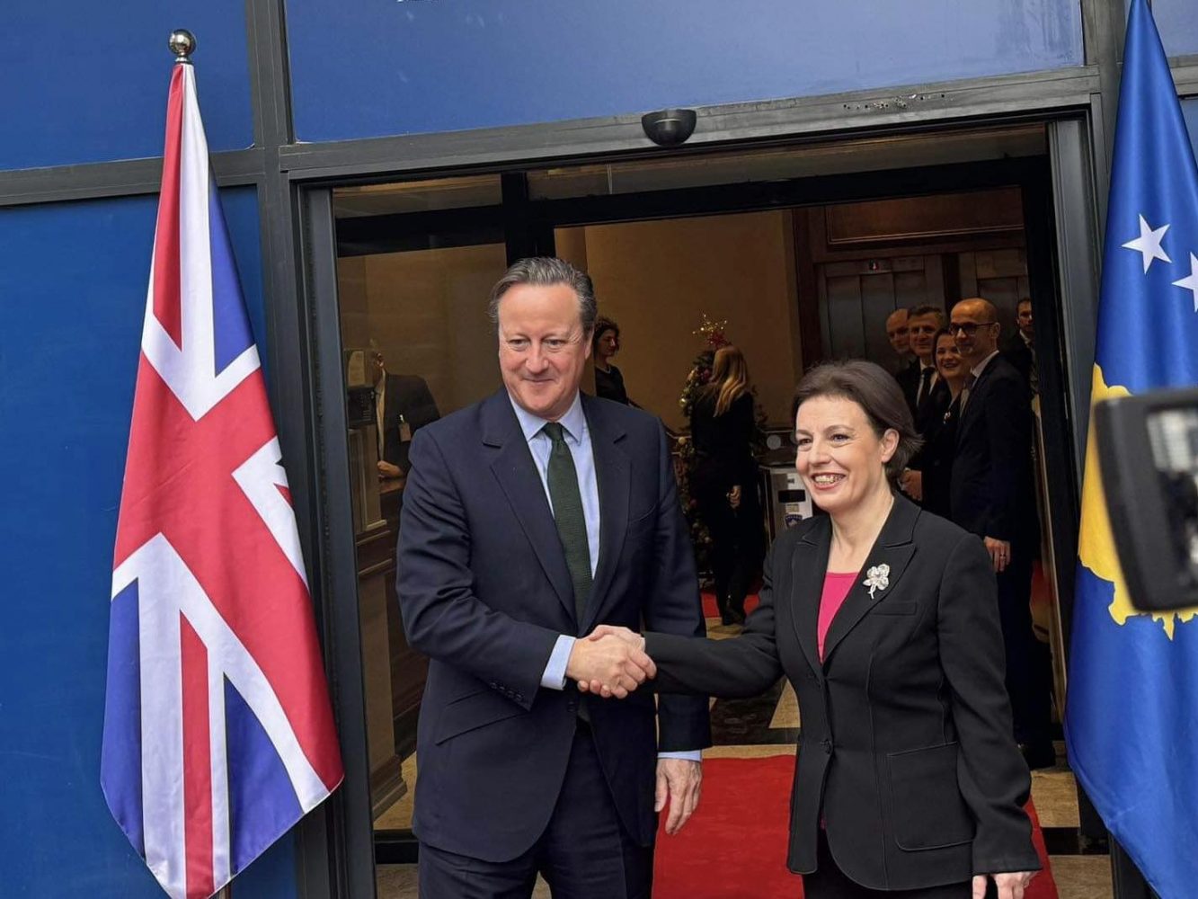 Gërvalla pret në takim Cameronin - Dukagjini