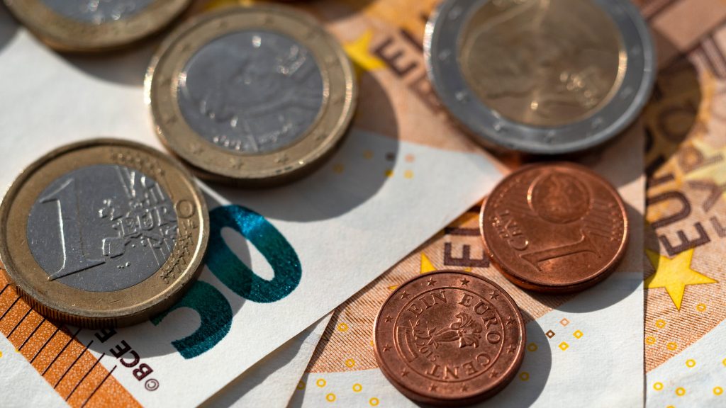 Konfiskohen monedha një dhe dy euroshe të falsifikuara në vlerë prej ...