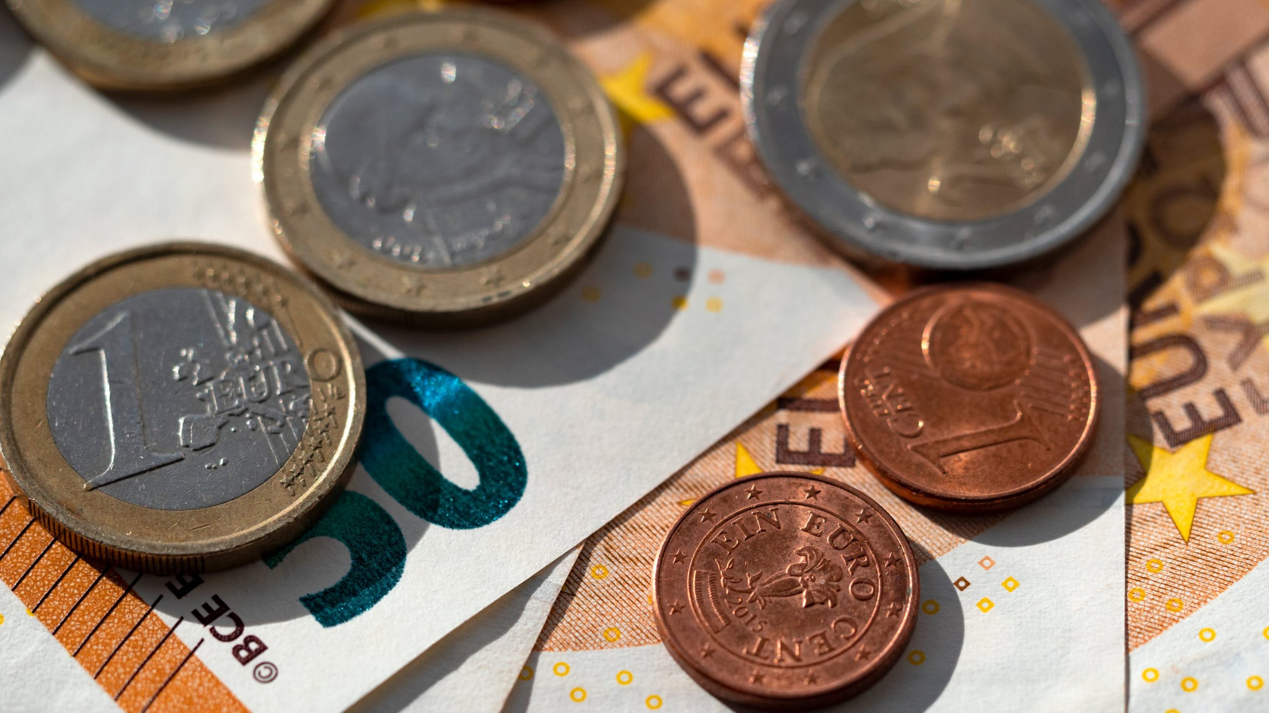 Konfiskohen monedha një dhe dy euroshe të falsifikuara në vlerë prej ... Konfiskohen monedha një dhe dy euroshe të falsifikuara në vlerë prej ...
