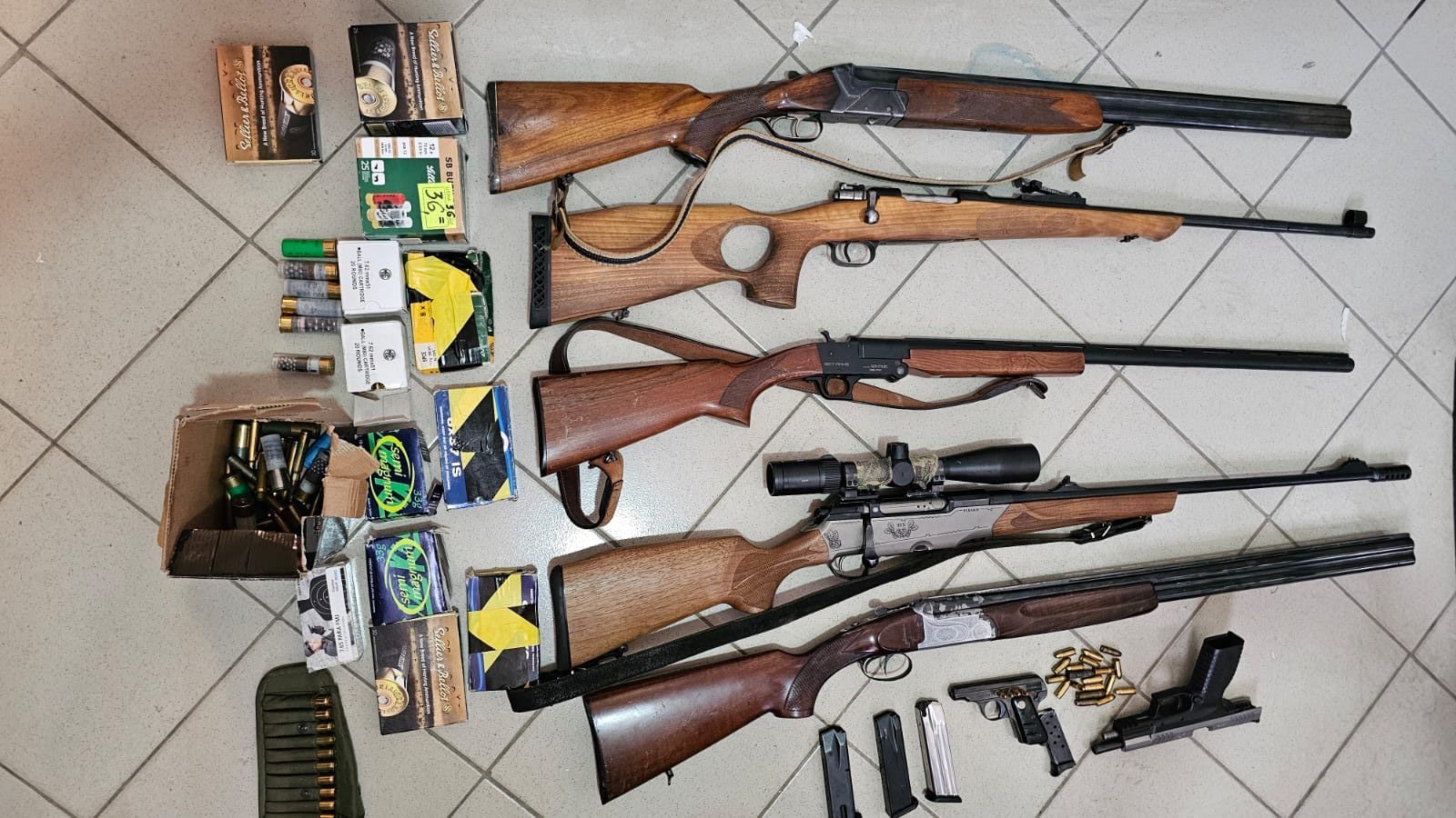 Sekuestrohen lëndë narkotike e armë në një fshat të Gjilanit, i ...