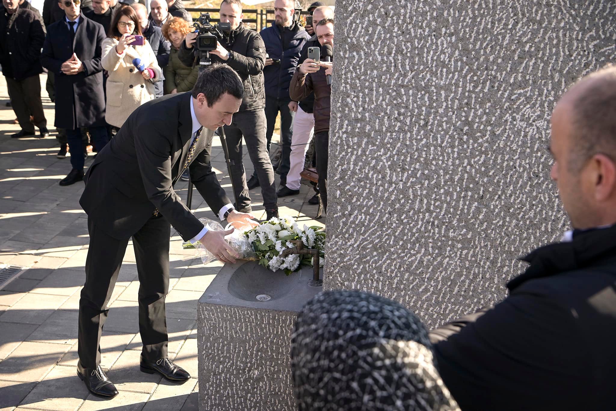 Kurti kujton Elfete e Mentor Humollin, bën homazhe te monumenti ...