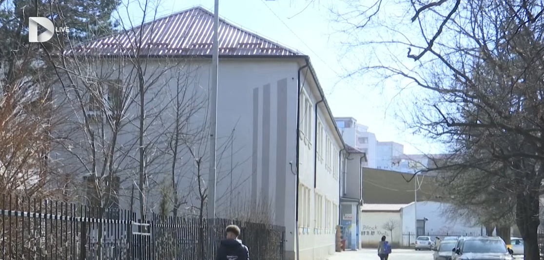 16-vjeçarja sulmon një nxënës në shkollën “Selman Riza”, në Fushë ...