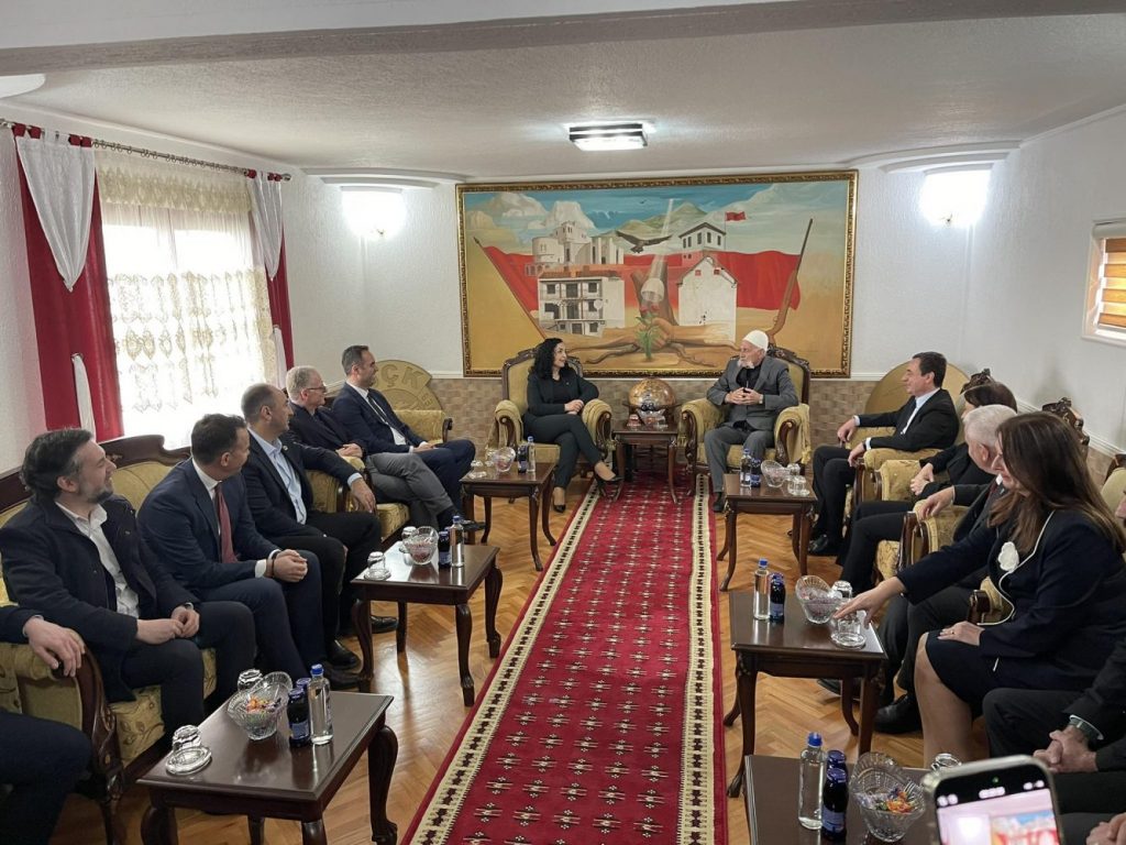 Krerët e shtetit shkojnë në Kullën e Jasharëve - Dukagjini Krerët e shtetit shkojnë në Kullën e Jasharëve - Dukagjini