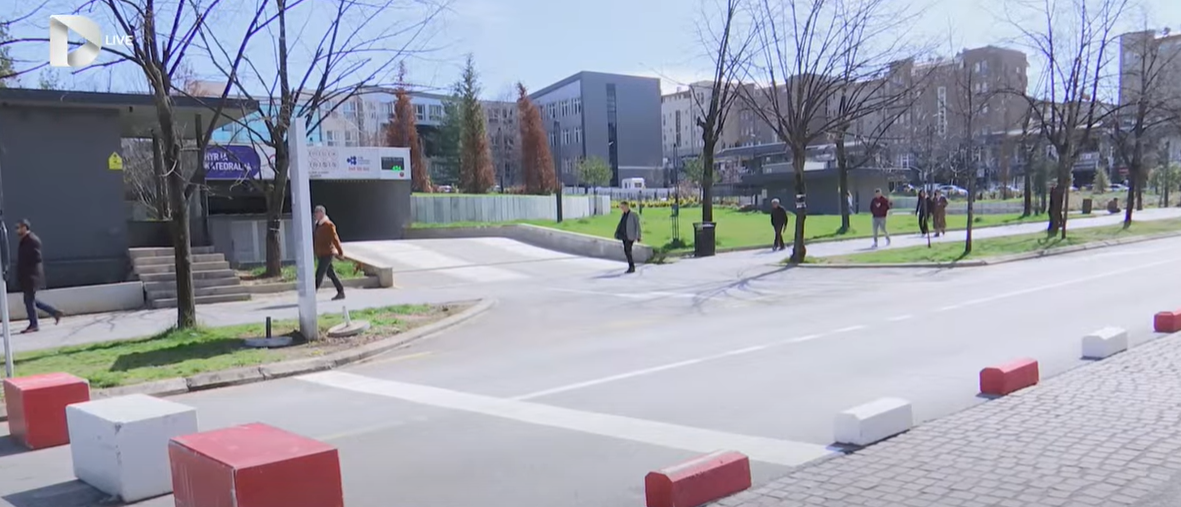 Hapet për vetura një pjesë e sheshit “Xhorxh Bush”, Komuna thotë se ... Hapet për vetura një pjesë e sheshit “Xhorxh Bush”, Komuna thotë se ...