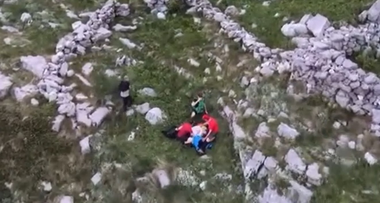 Një grup turistësh janë rrëzuar në vendin “Qafa e Pejës” në Theth ... Një grup turistësh janë rrëzuar në vendin “Qafa e Pejës” në Theth ...