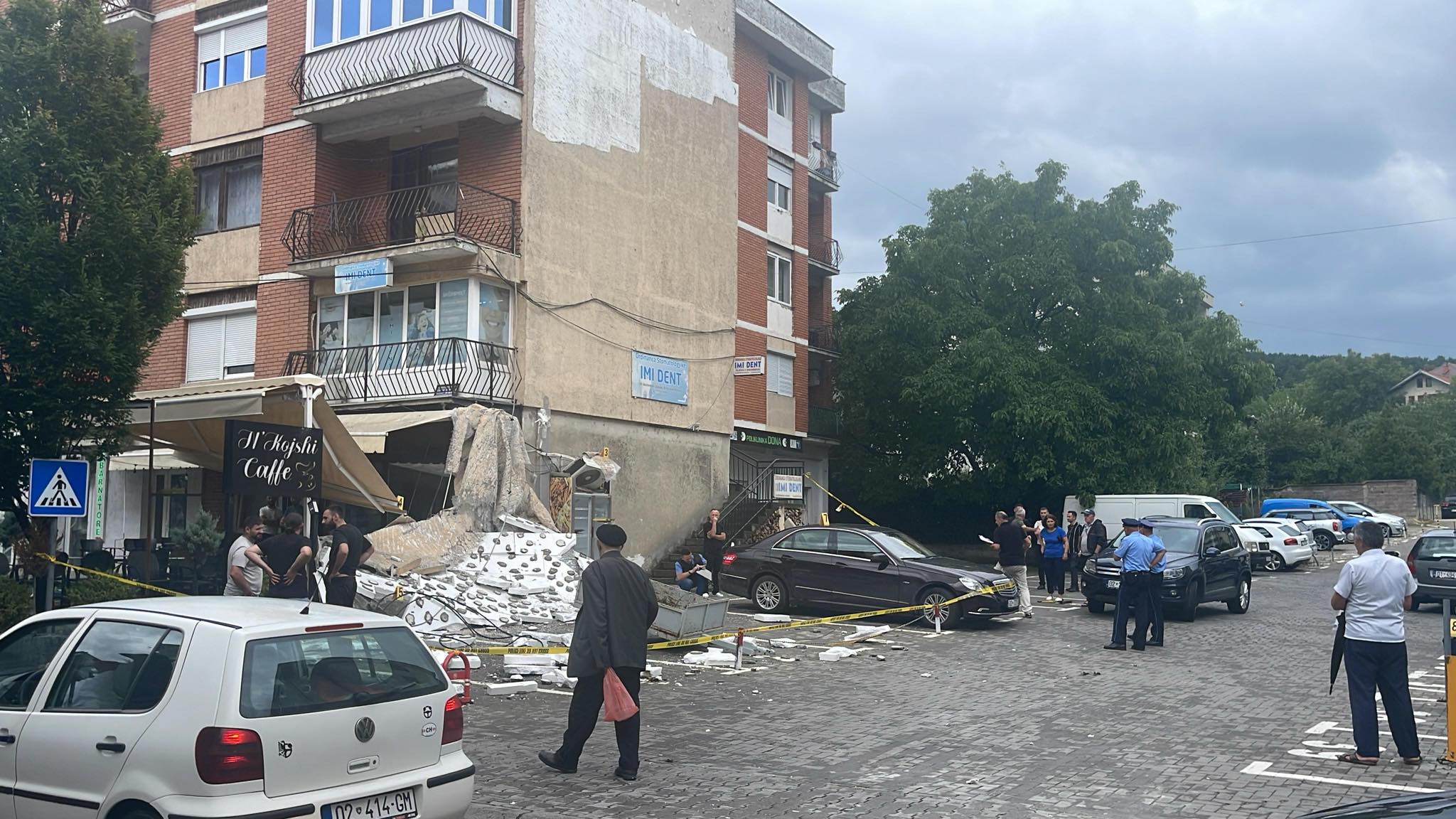 Bie fasada e një ndërtese në Skenderaj si pasojë e motit të keq - Dukagjini