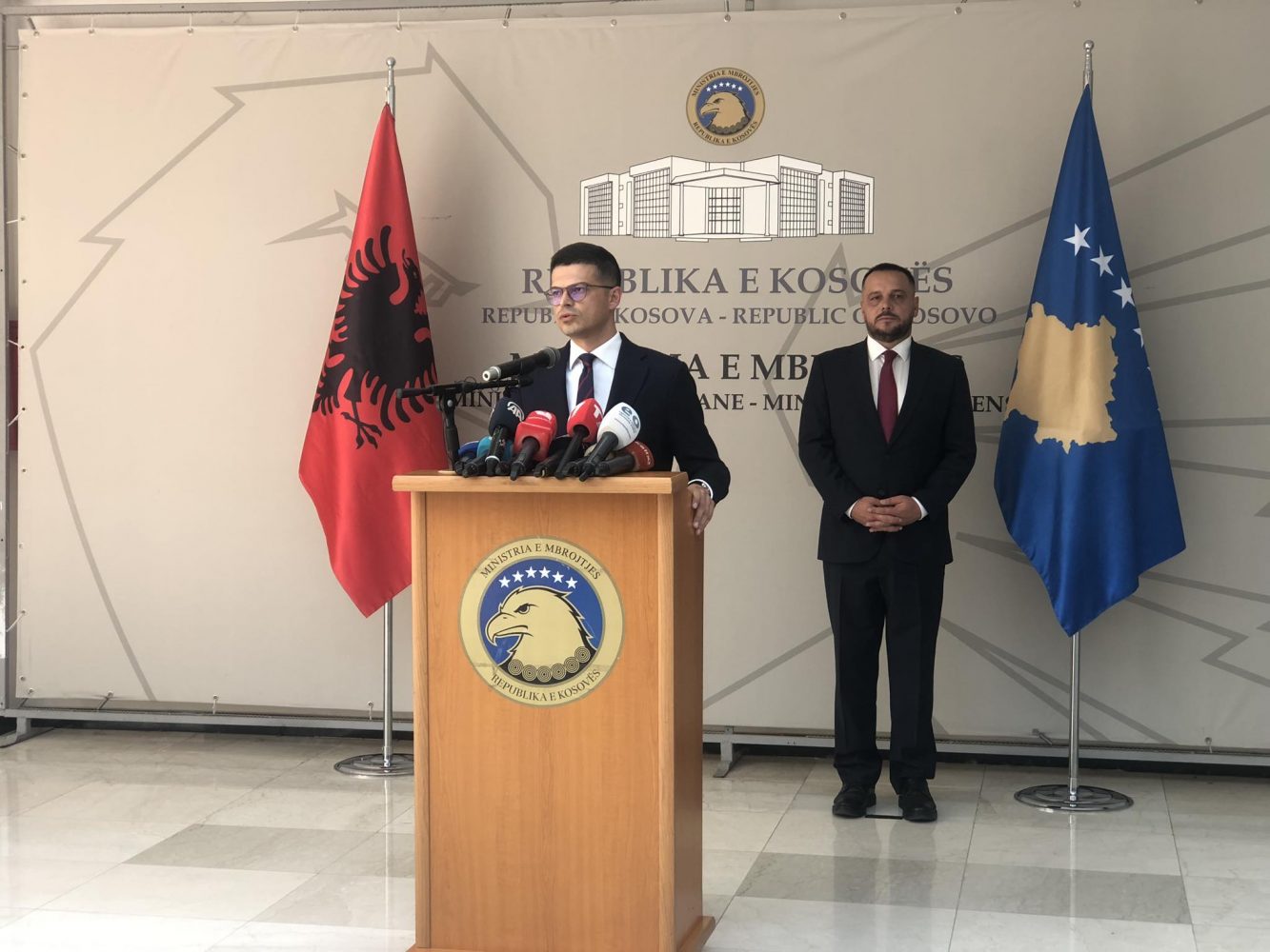 Vengu: Shqipëria s’ka asnjë rezervë për shtimin e trupave, vendimmarrja ...