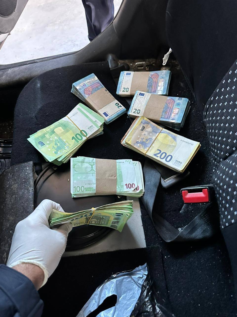Policia sekuestron 75 mijë euro të padeklaruara në Merdar - Dukagjini Policia sekuestron 75 mijë euro të padeklaruara në Merdar - Dukagjini