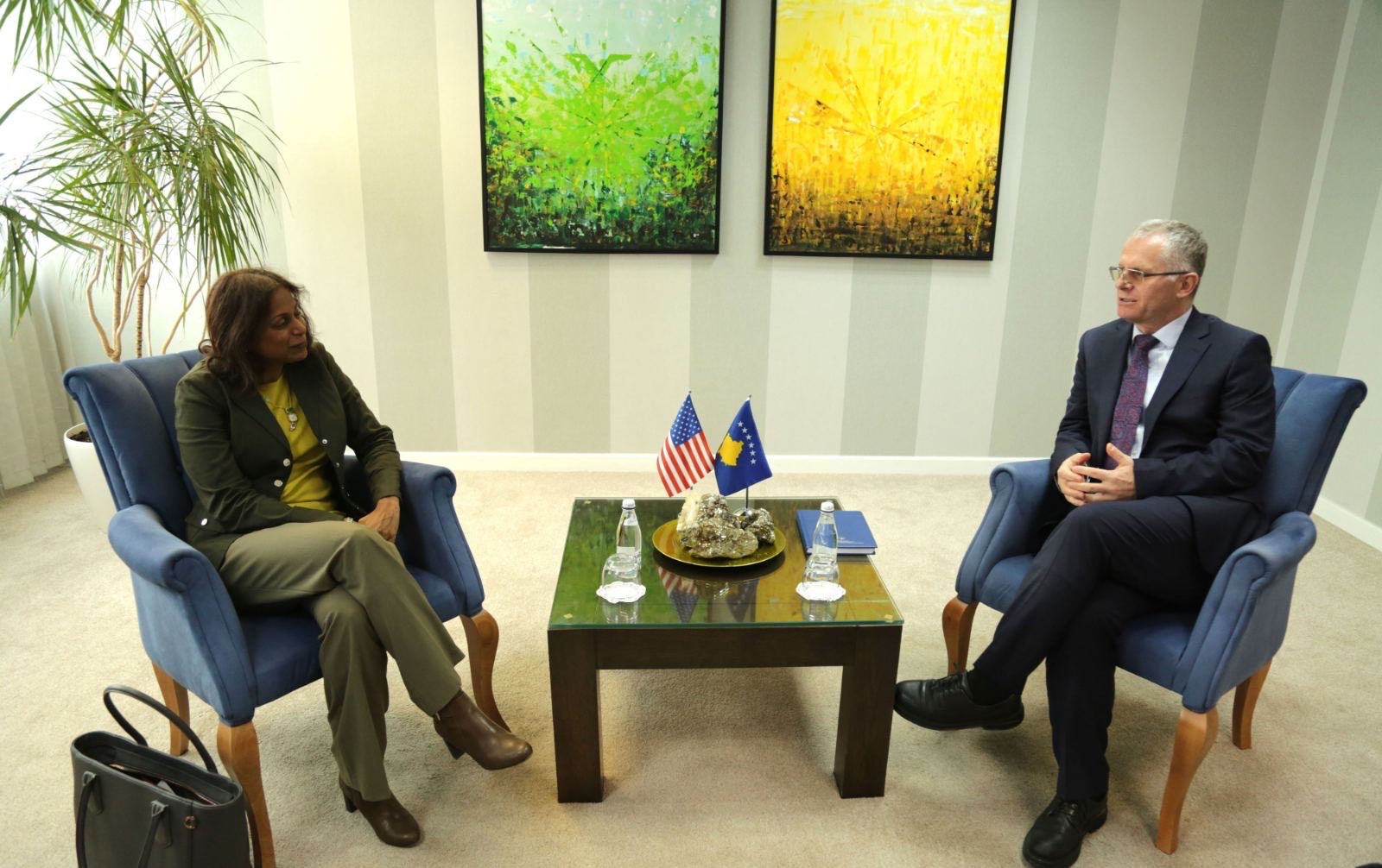 Bislimi takon të ngarkuarën me punë në Ambasadën e SHBA-së, flasin për ...