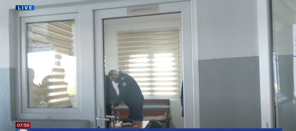 Arrestohet personi i cili dyshohet se fotografoi fletëvotimin në Gjilan ...