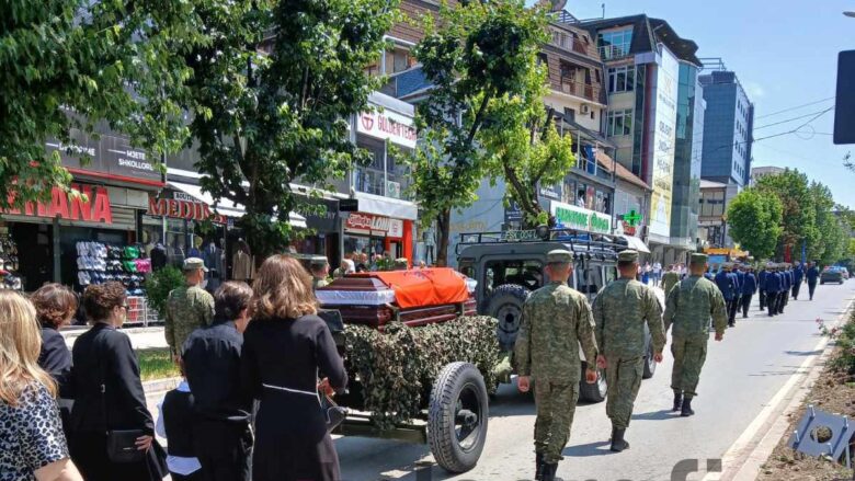 Bujar Bukoshi përcillet për në banesën e fundit me nderime të larta ...